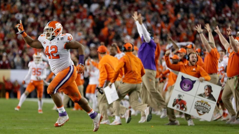 Clemson's 300-pound defensive lineman celebrates national title with split