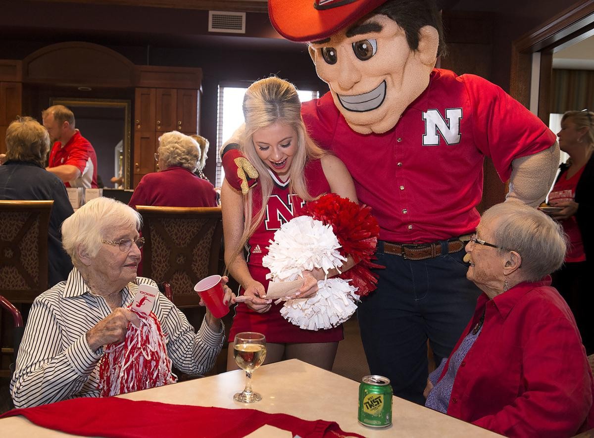 Husker cheerleaders from 1940s look back on time at NU