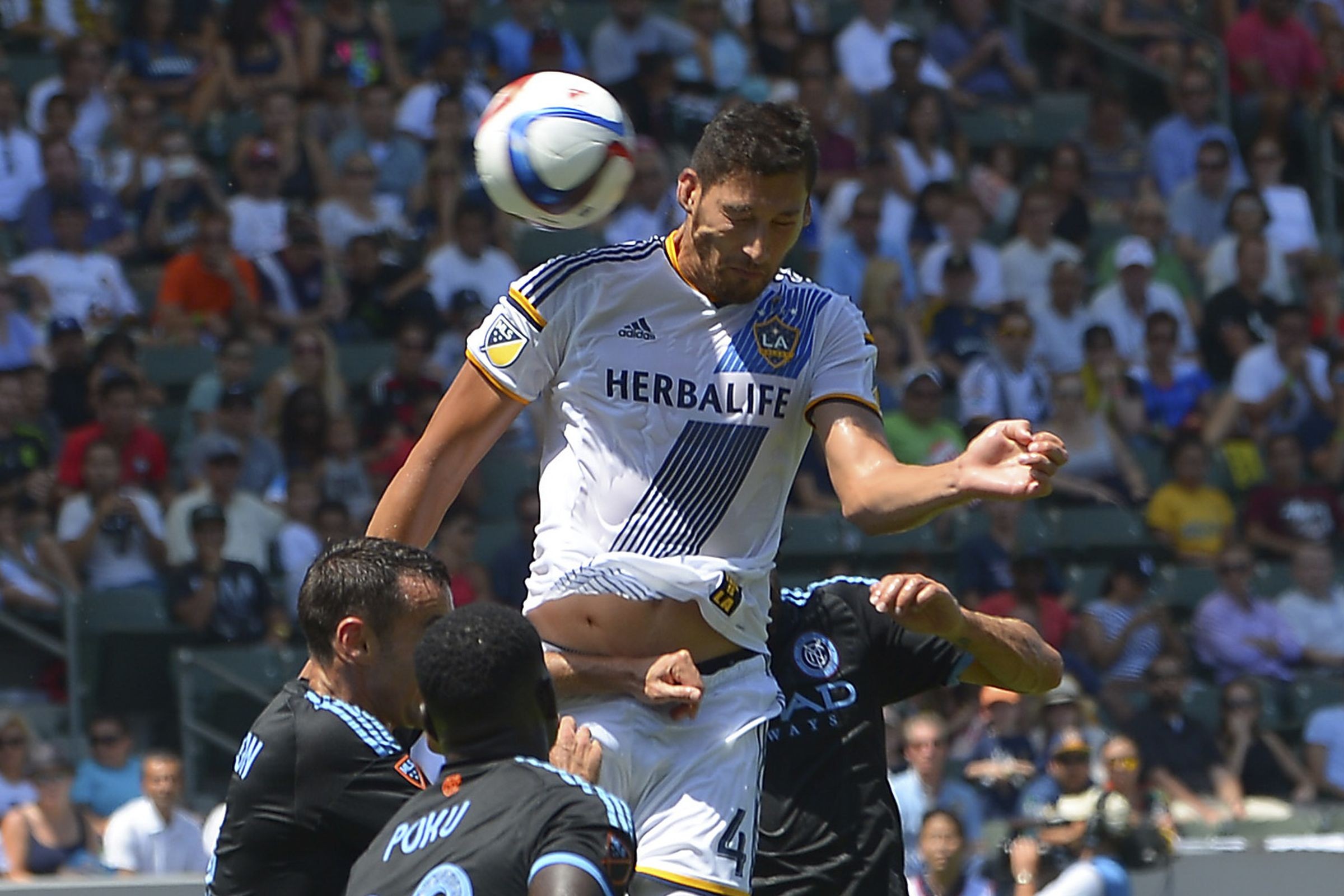 Pachuca introduces Omar Gonzalez in Darth Vader outfit