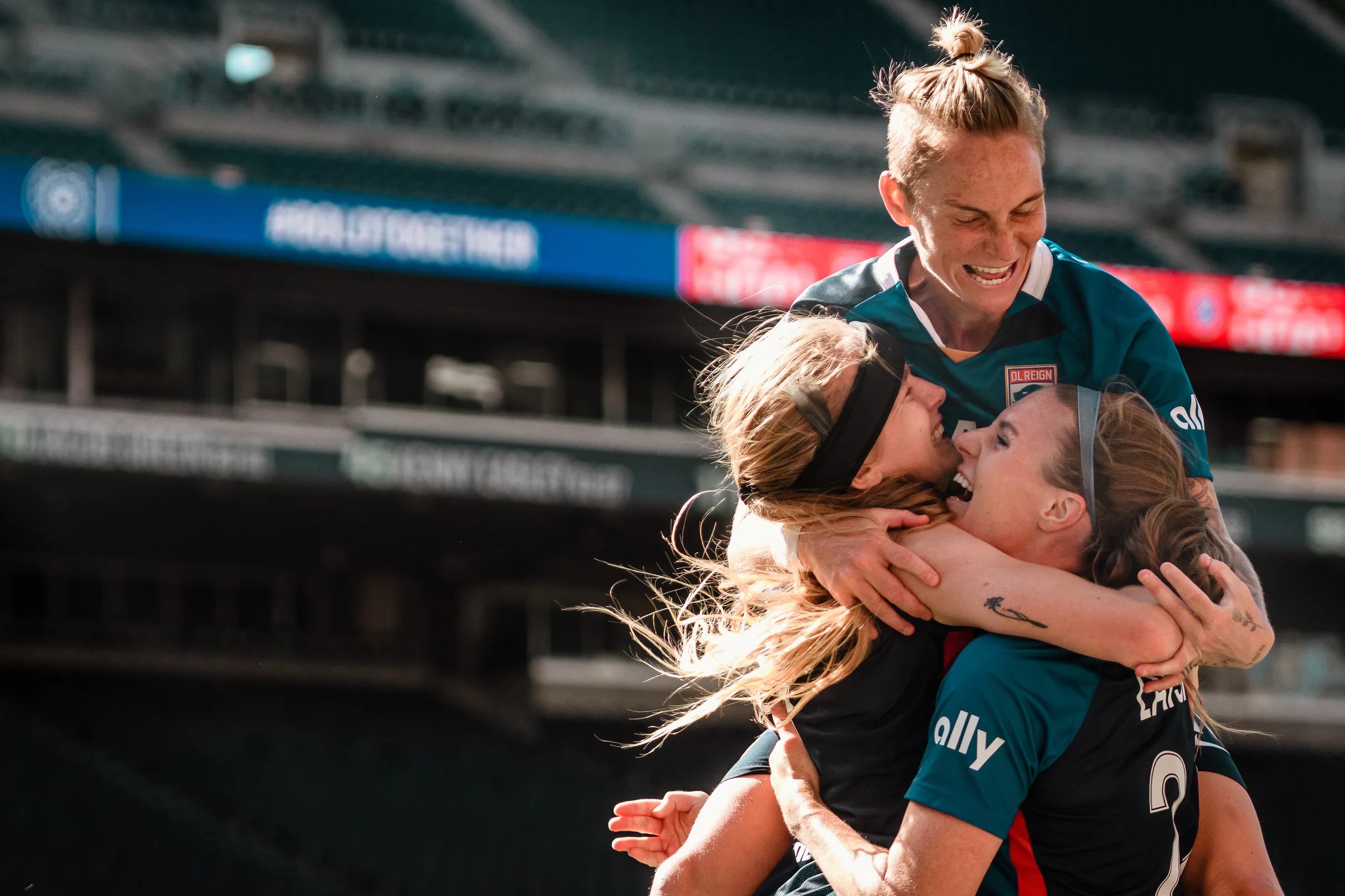 OL Reign and Portland Thorns play to a chaotic 2-2 draw