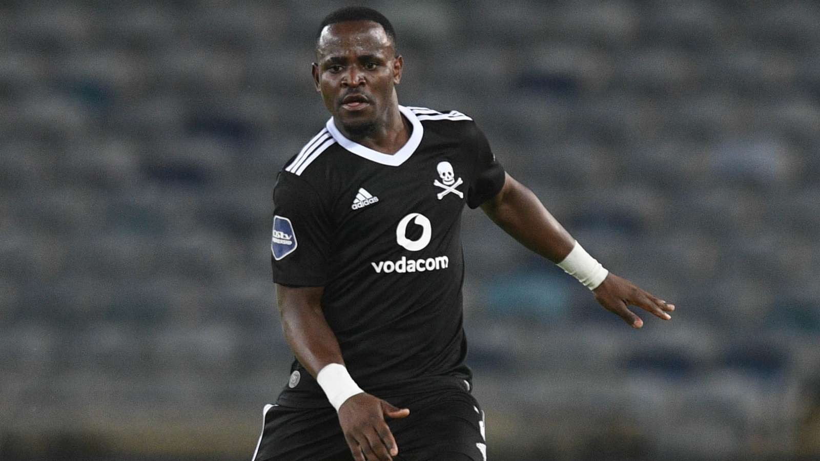 Mhango doesn't deserve to play for Orlando Pirates - Twitter reacts to ...