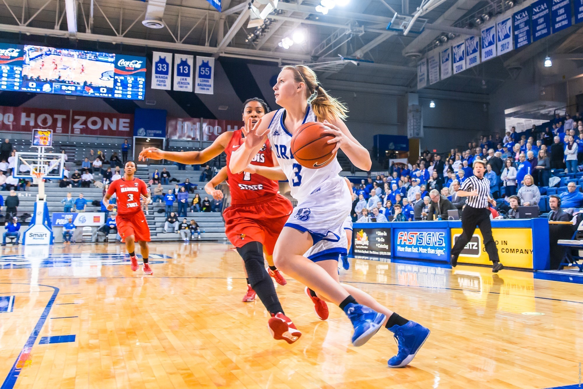 Second Quarter Run Helps Drake Women’s Basketball Win At Loyola, 81-65