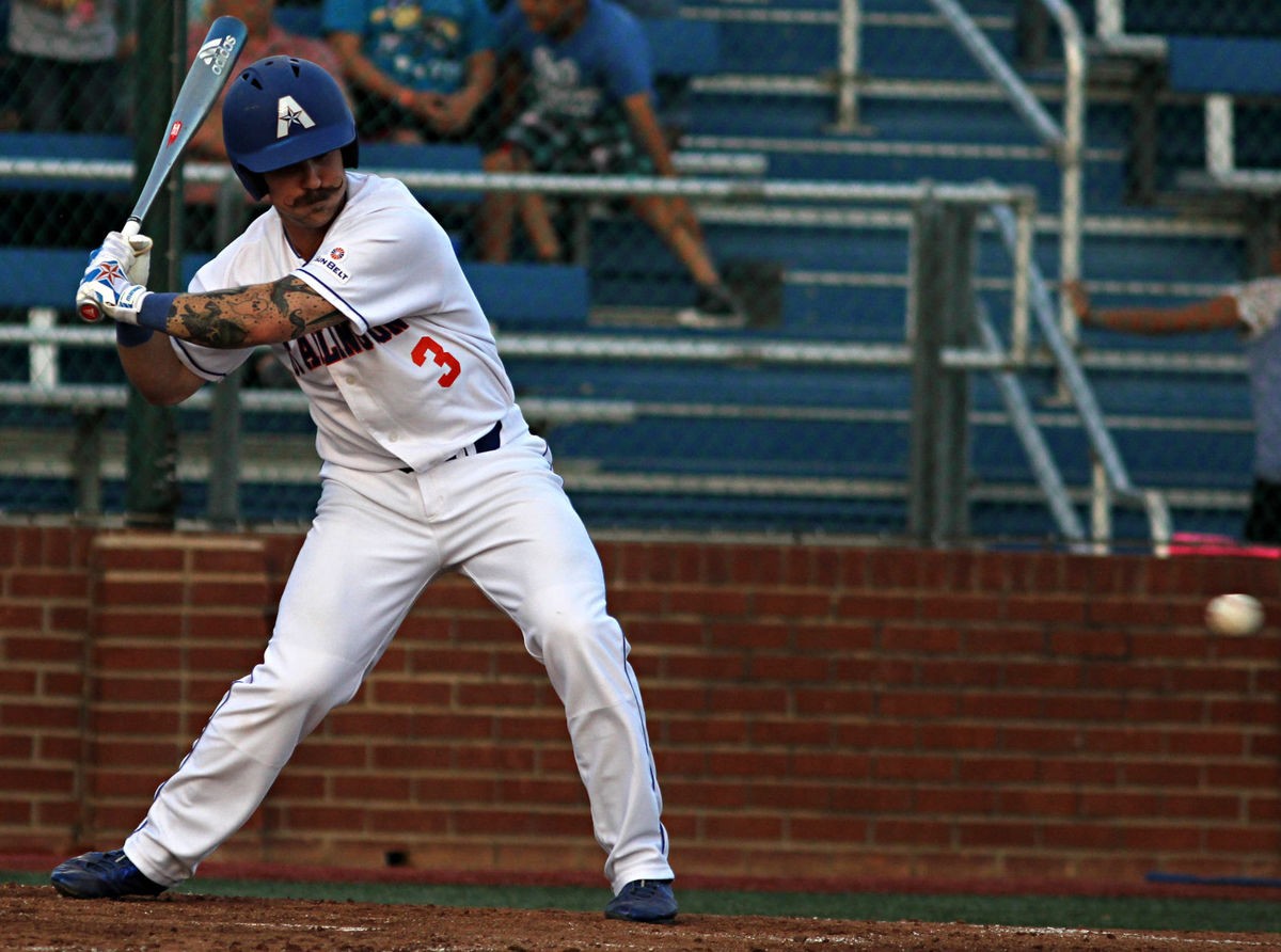 Reigning national champions sweep UTA Baseball