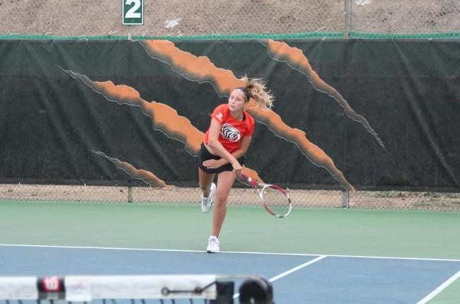 Women's Tennis Edged By UC Davis, 4-3