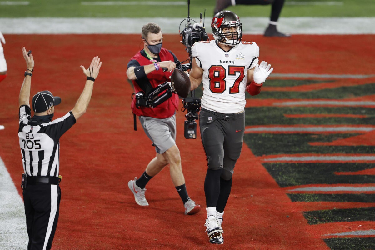 Gronk Returns to Buccaneers on one-year deal