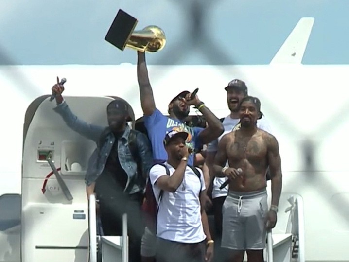 Cleveland Cavs -- Touch Down In Cleveland ... J.R. Smith Still ...