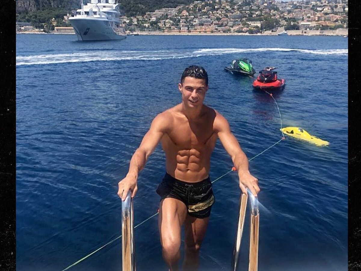 Cristiano Ronaldo Flexin' On $200k-Per-Week Yacht ... with Movie Theater!!!
