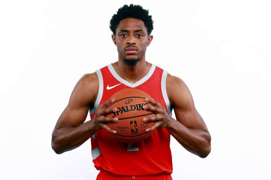 Brandon Knight goes through full-team practice with Rockets