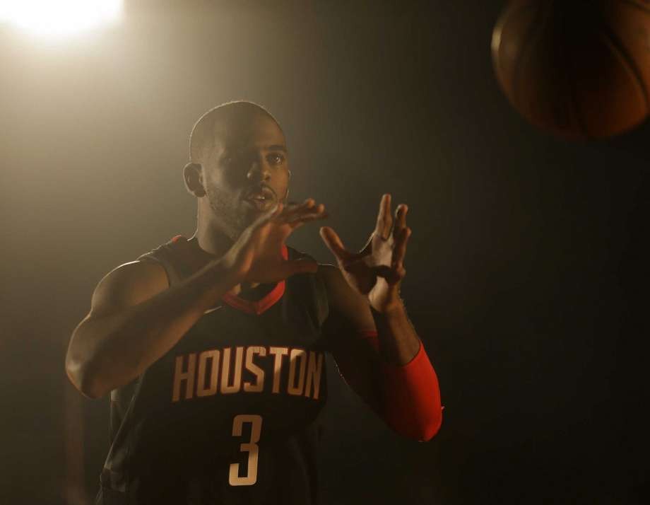 Chris Paul gets kneed during first practice with Rockets