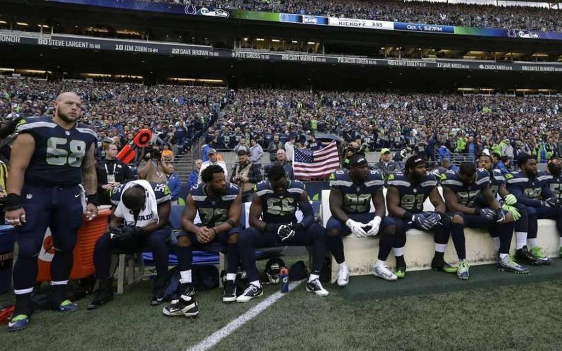 Michael Bennett has 8 Seahawks teammates join him on bench during ...