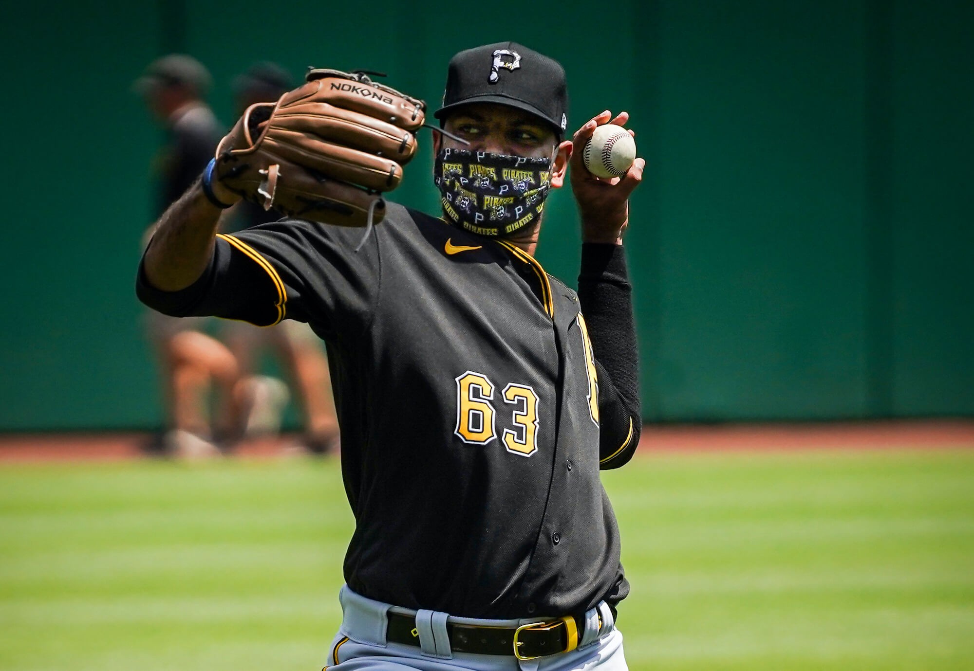 Pirates option Del Pozo, select Mears