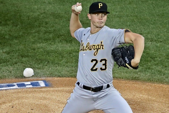 Keller exits early with apparent left side injury